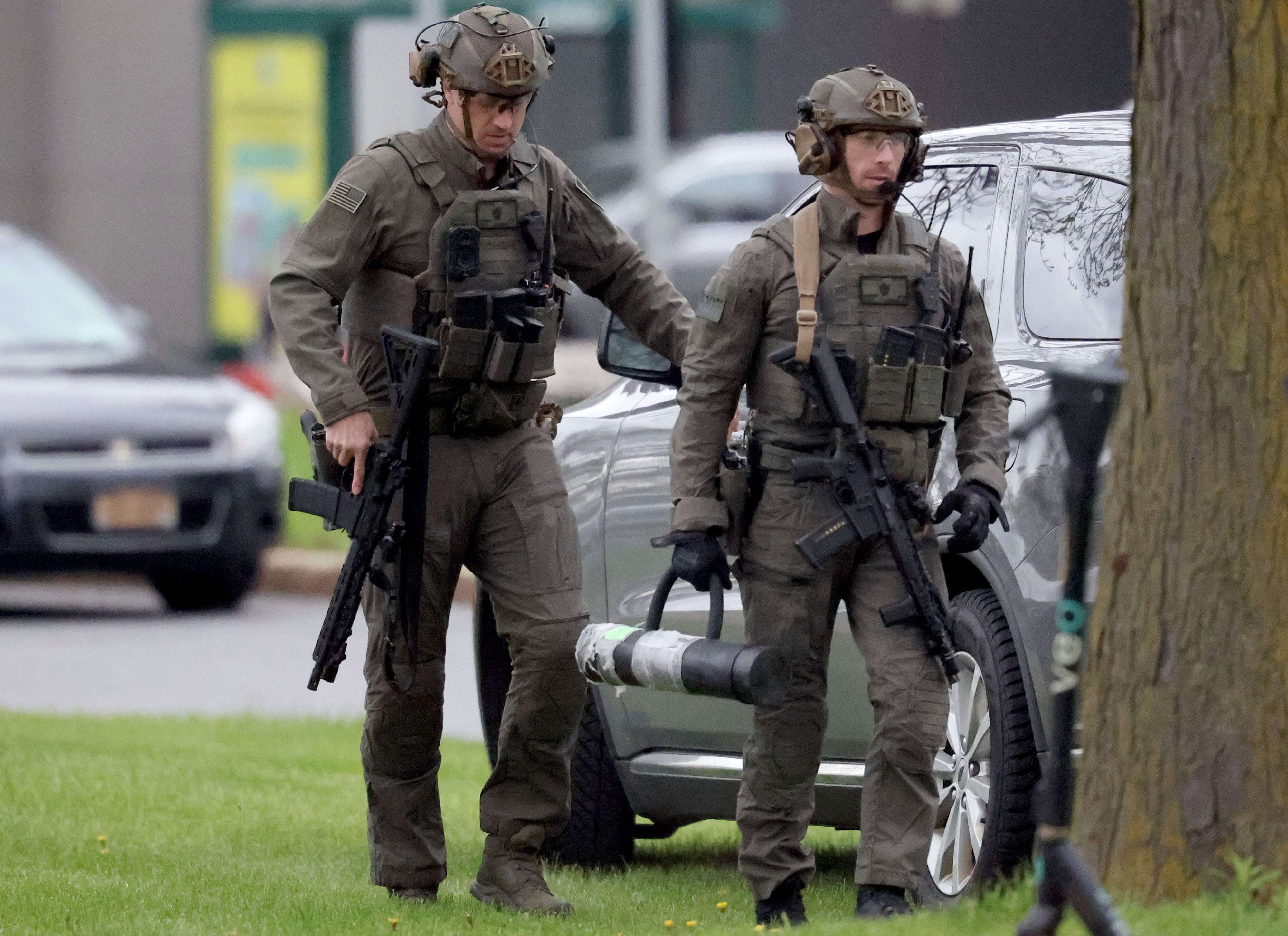 Man accused of shooting two police officers near downtown Syracuse ...
