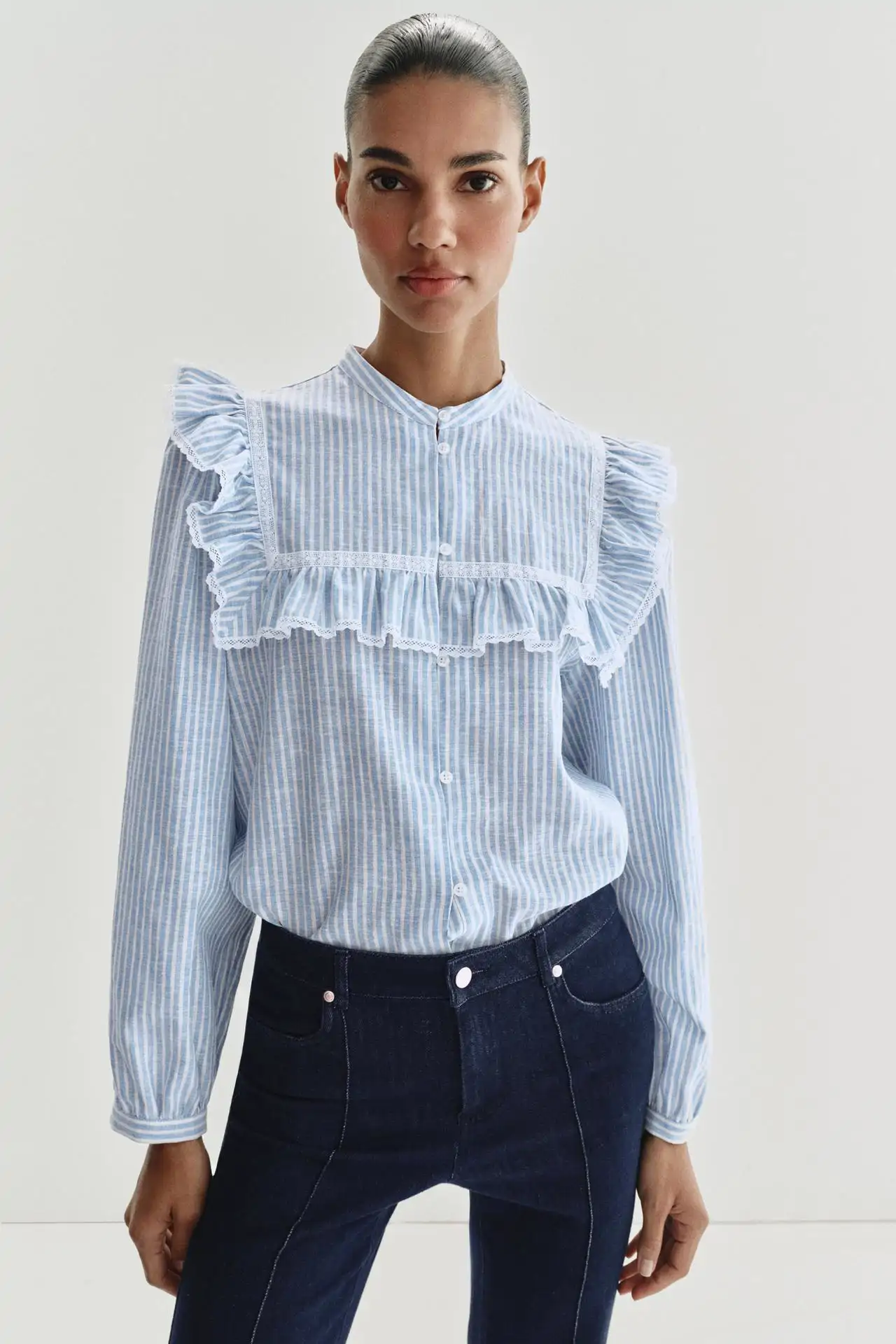 10 blusas de rayas marineras que no ensanchan y elevarán tus looks