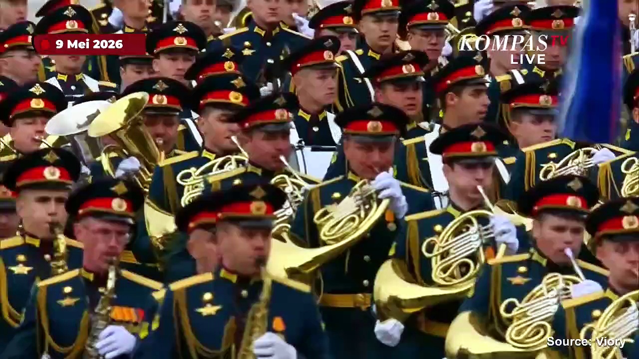 Langkah terhenti! Putin salami-peluk veteran militer di Victory Days ...