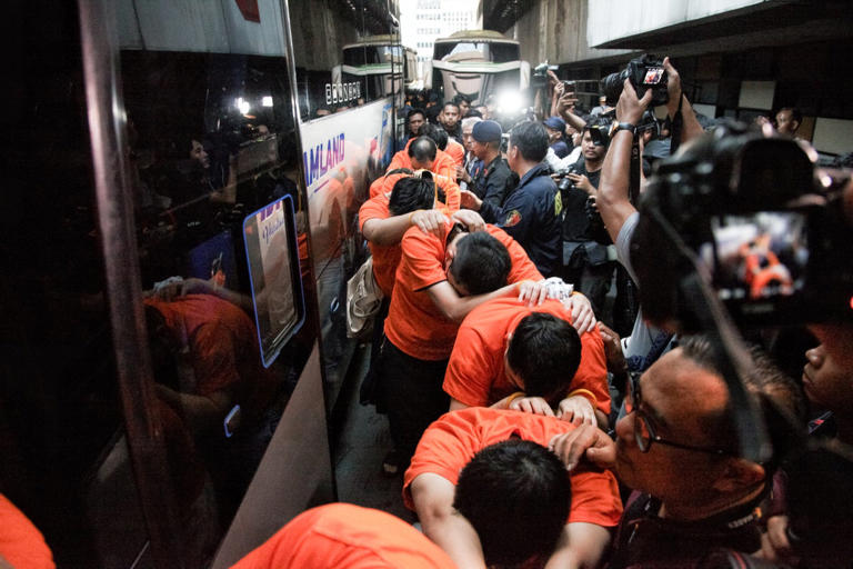 Indonesia police arrest hundreds in illegal online gambling raid