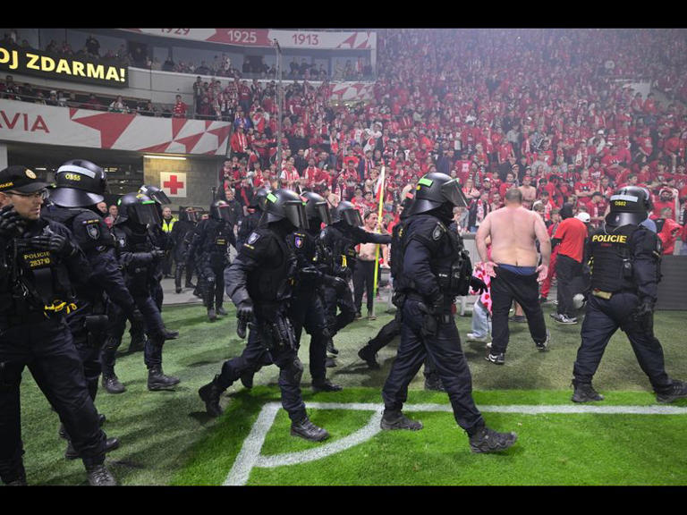 Chaoten verhinderten mit Pyro-Platzsturm im Derby Titelgewinn von ...