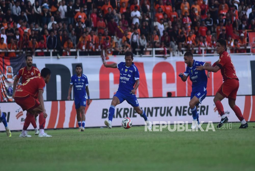 Dua gol Adam Alis bawa Persib bungkam Persija, asa juara Macan ...