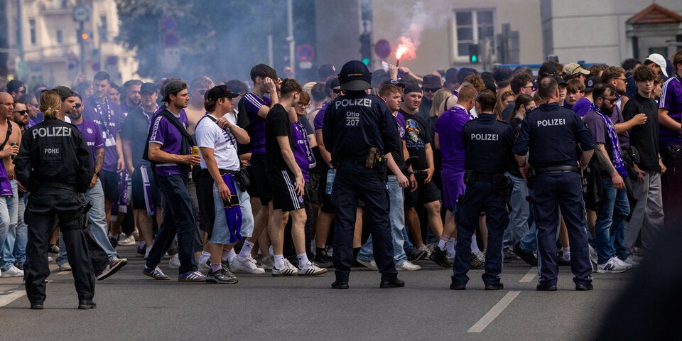 Pyro-Angriffe: Derby-Ausschreitungen in Hütteldorf vor Anpfiff