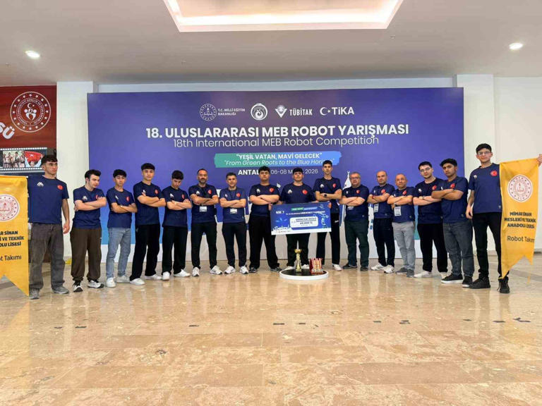 Bilecikli öğrencilerden 'MEB Robot Yarışması'nda dünya birinciliği
