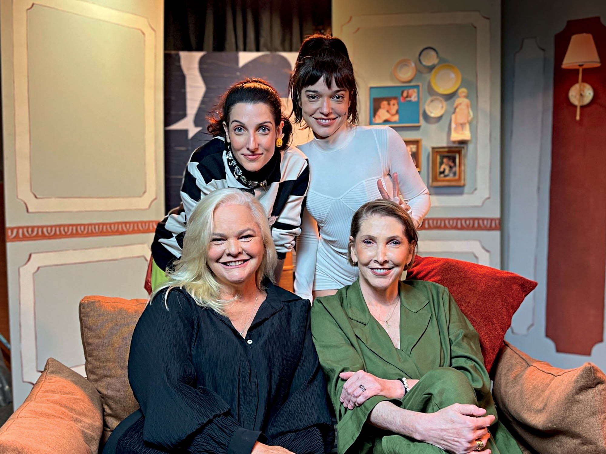 Clarice Falcão, Bella Camero e suas mães estrelam o primeiro podcast ...