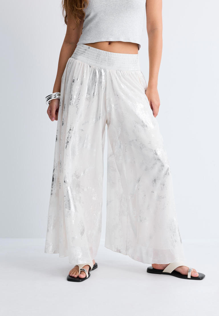 Stradivarius y Mango coinciden: los pantalones blancos anchos ...