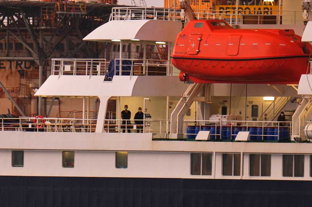 Here's the CDC's plan as hantavirus-hit cruise starts evacuation process
