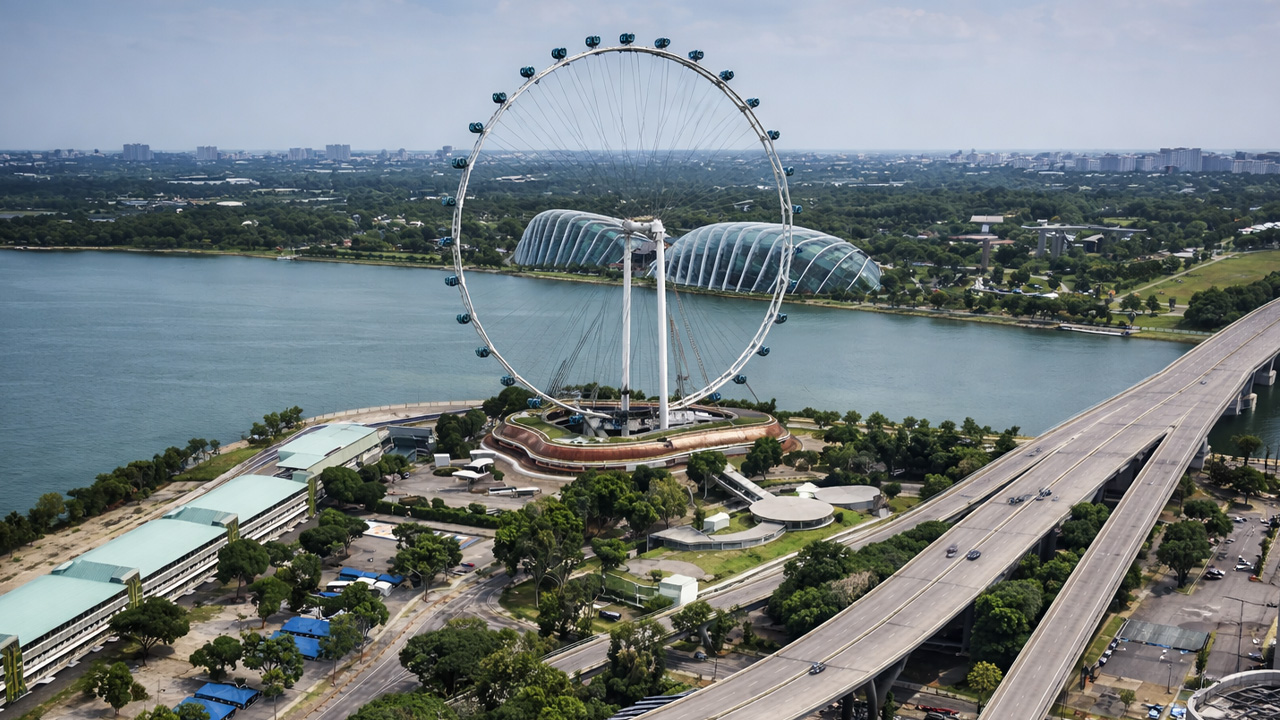 La Singapore Flyer se alza sobre Marina Bay