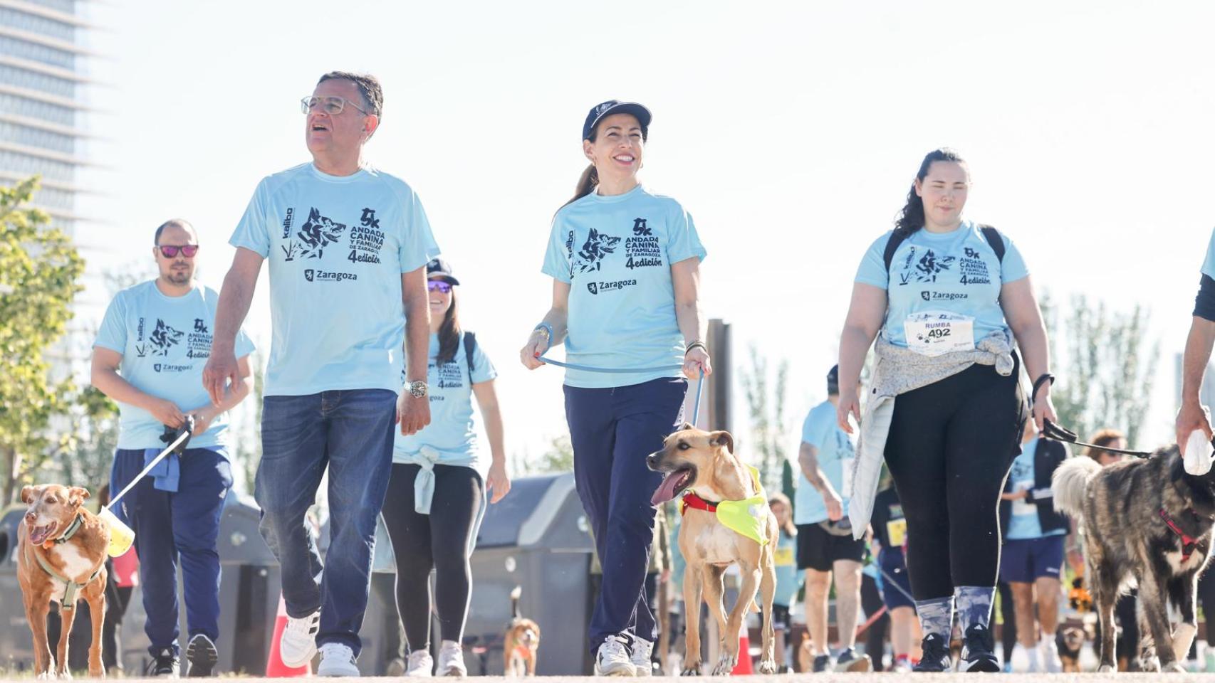 Más de 1.000 perros dejan huella en Zaragoza por la Andada Canina y ...