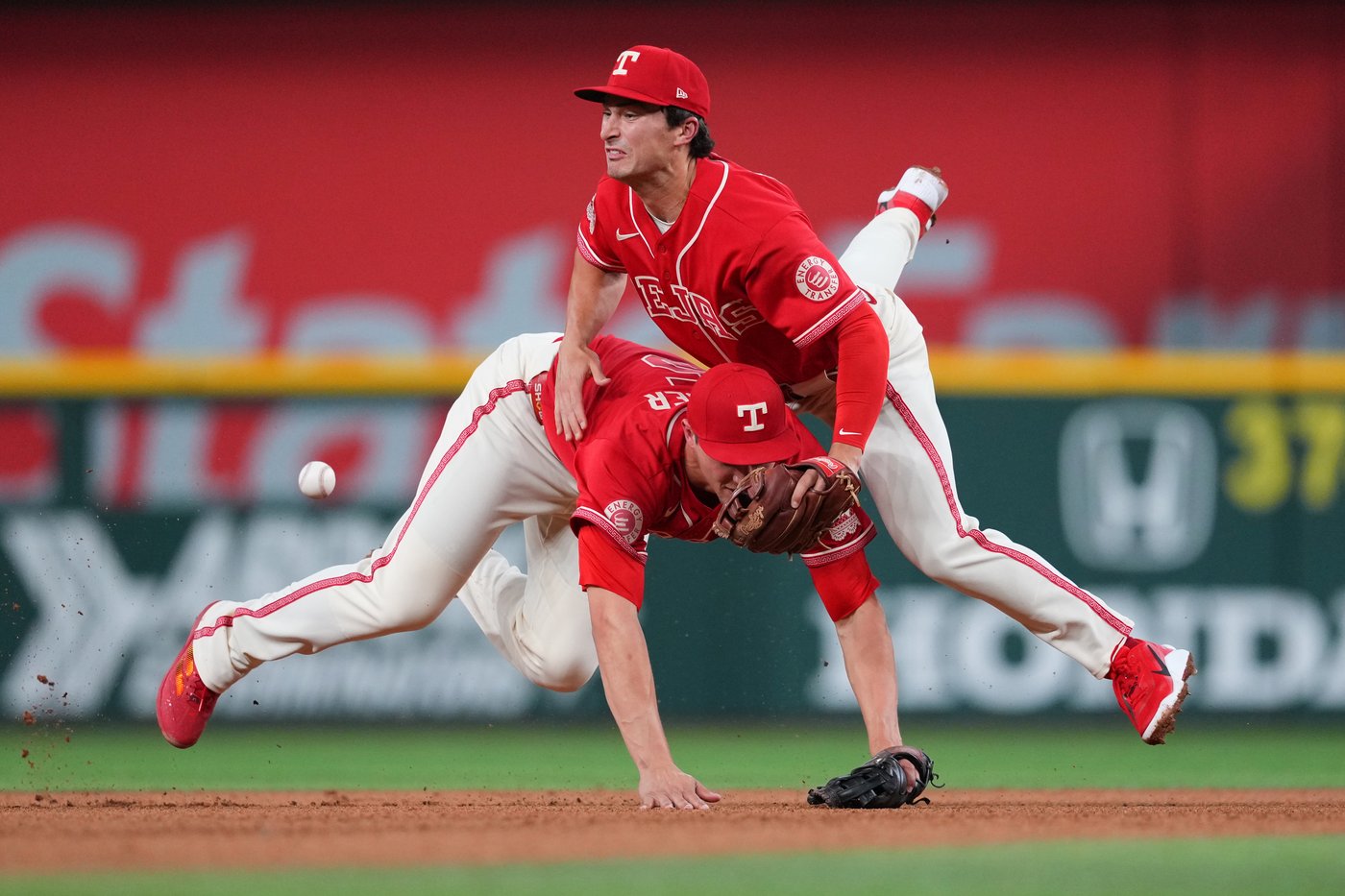 Justin Foscue rebounds from causing blooper with star SS Corey Seager ...