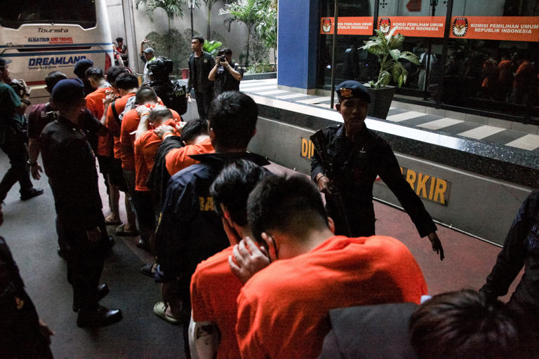 Indonesia police arrest hundreds in illegal online gambling raid