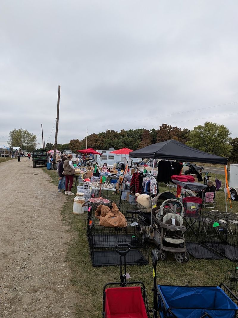 You’ll need extra space in your car for this huge Missouri flea market ...