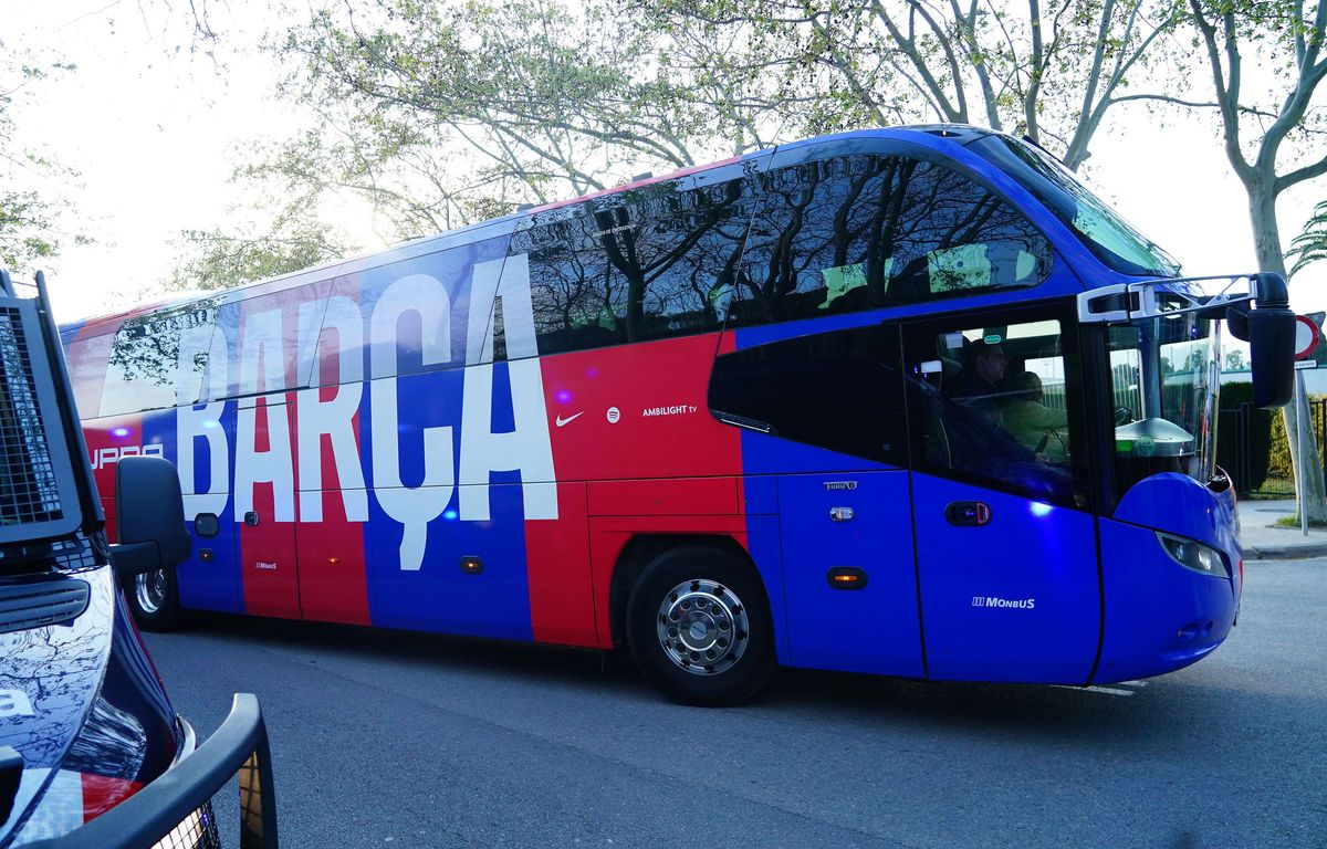 FC Barcelone - Real Madrid : Le bus du Barça caillassé par des ...