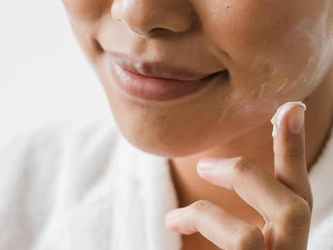 Verträgliche Retinol-Alternativen: Diese 5 Wirkstoffe haben ähnliche ...