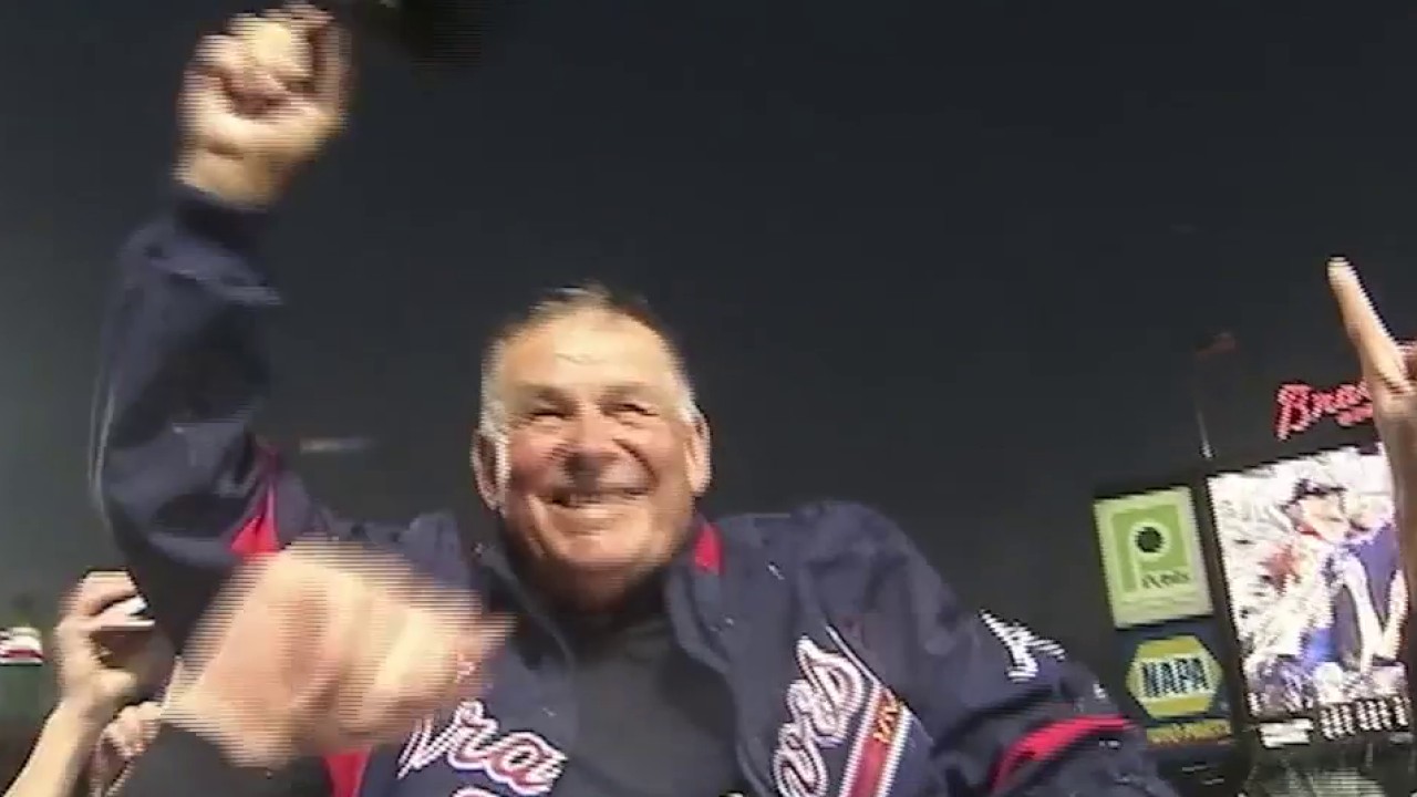Braves fans honor legendary manager Bobby Cox at Truist Park