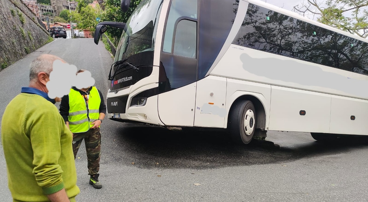 Rocca di Papa, pullman turistico incastrato in curva: 5 ore di lavoro ...
