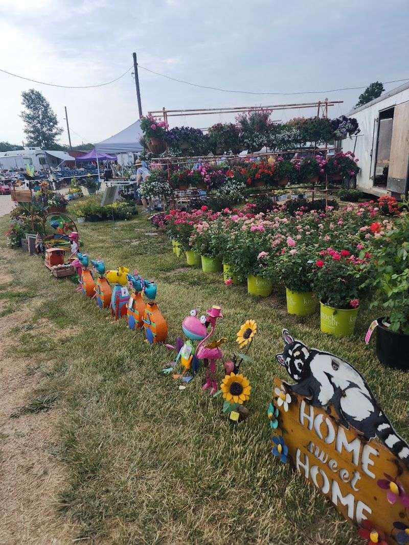 You’ll need extra space in your car for this huge Missouri flea market ...