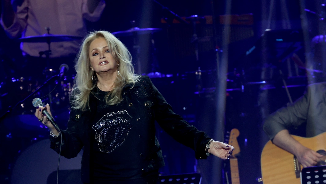 Bonnie Tyler in induced coma after ruptured appendix surgery