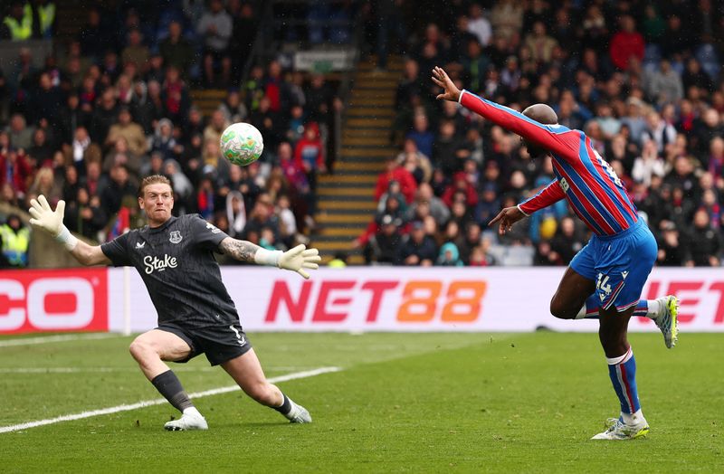 Soccer-Arsenal survive huge scare to edge towards title