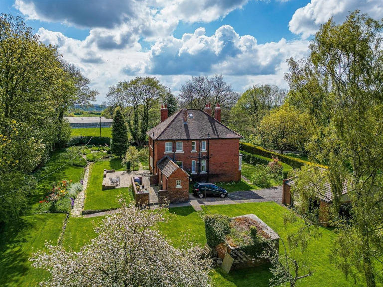 For sale in Pontefract: Inside a £655,000 family home in South Hiendley ...
