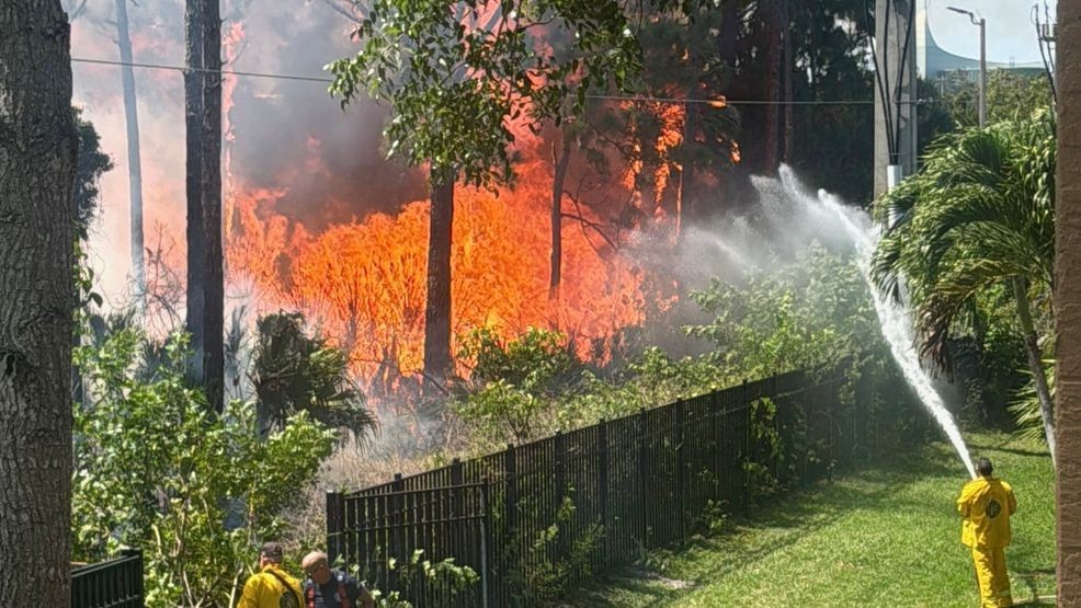 Firefighters battle wildfire near Palm Beach Gardens homes on Mother’s Day