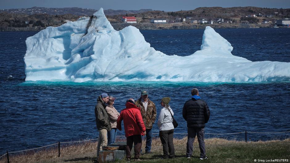 Canada: Rushhour on 'Iceberg Alley'
