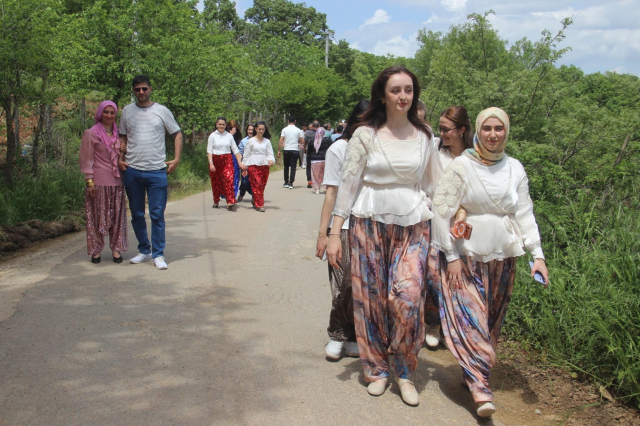 Eş adayı bulmak için 1,5 kilometrelik sokakta gün boyu volta attılar