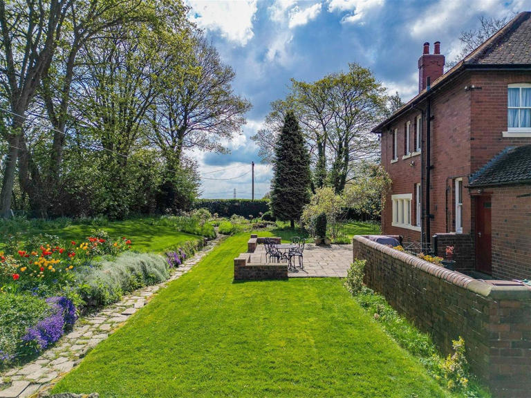 For sale in Pontefract: Inside a £655,000 family home in South Hiendley ...