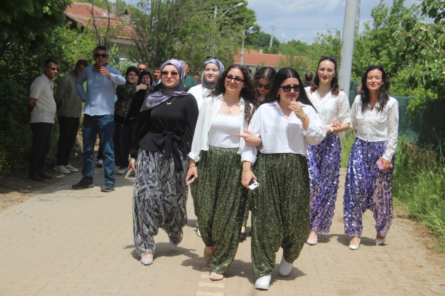 Eş adayı bulmak için 1,5 kilometrelik sokakta gün boyu volta attılar