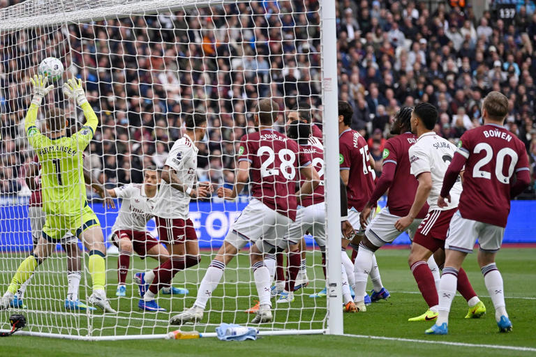 West Ham clinging on against Arsenal in crucial Premier League clash