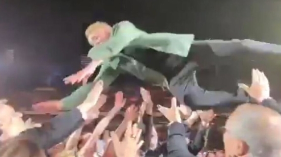 Il cantante si lancia sulla folla durante il concerto, ma qualcosa va ...