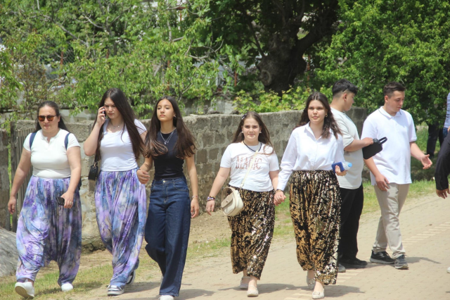 Eş adayı bulmak için 1,5 kilometrelik sokakta gün boyu volta attılar