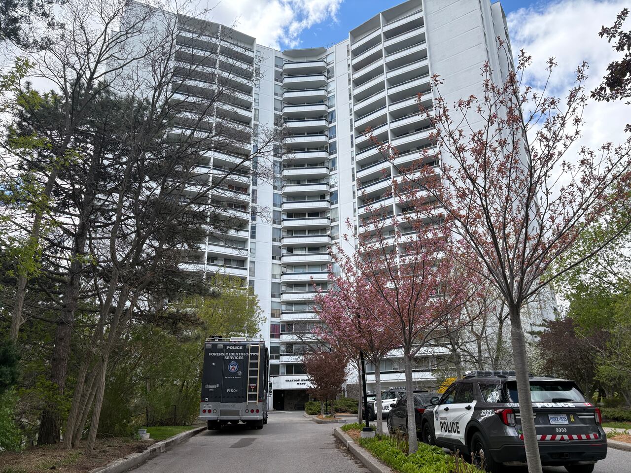 Toddler dead after falling from high-rise apartment in North York ...