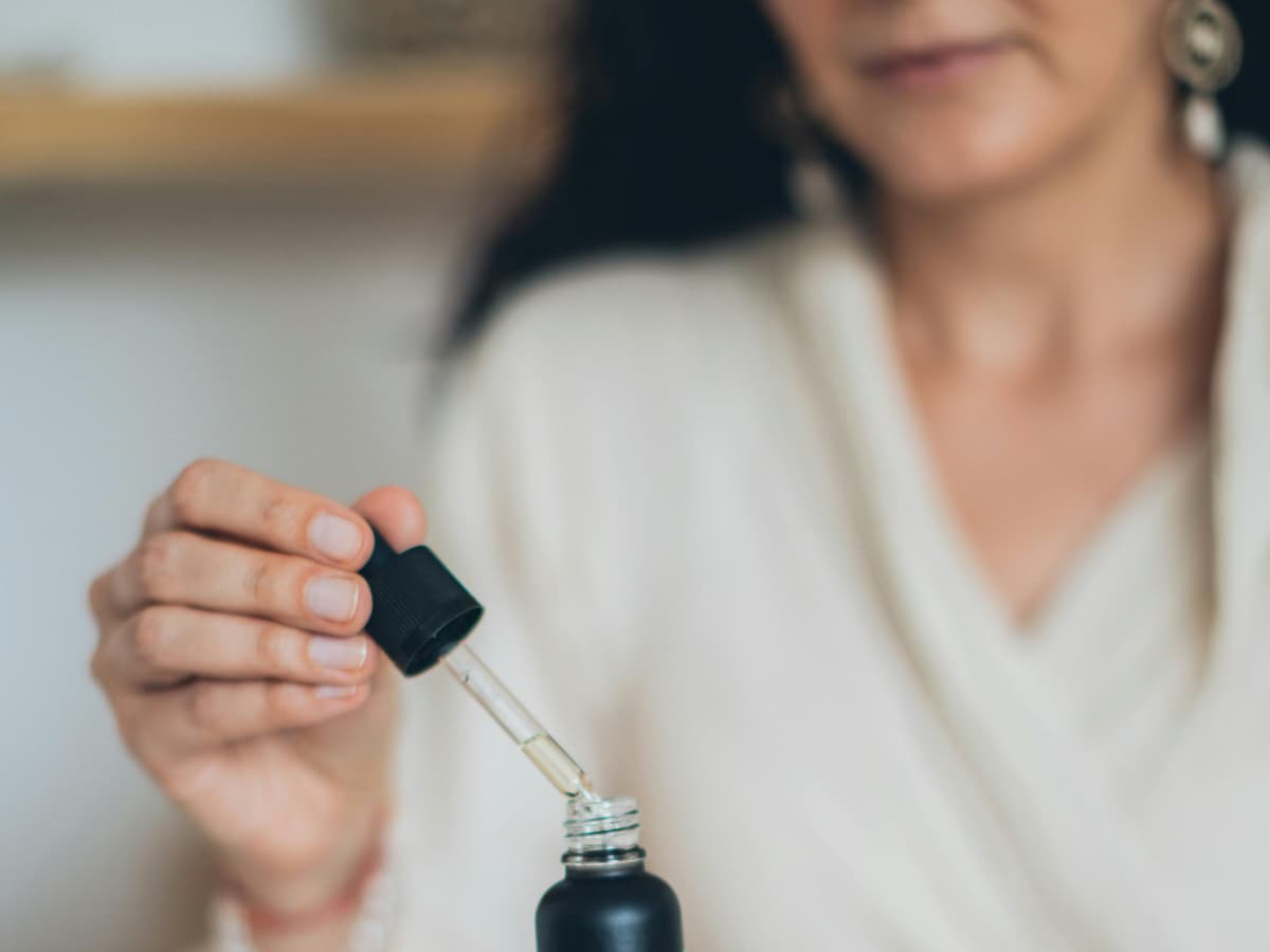 Verträgliche Retinol-Alternativen: Diese 5 Wirkstoffe haben ähnliche ...