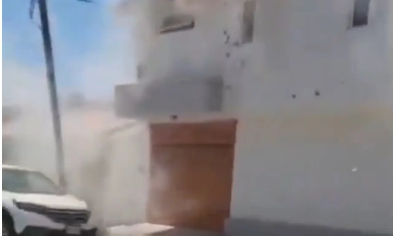 Momento exacto en que balean casa de Rocha Moya