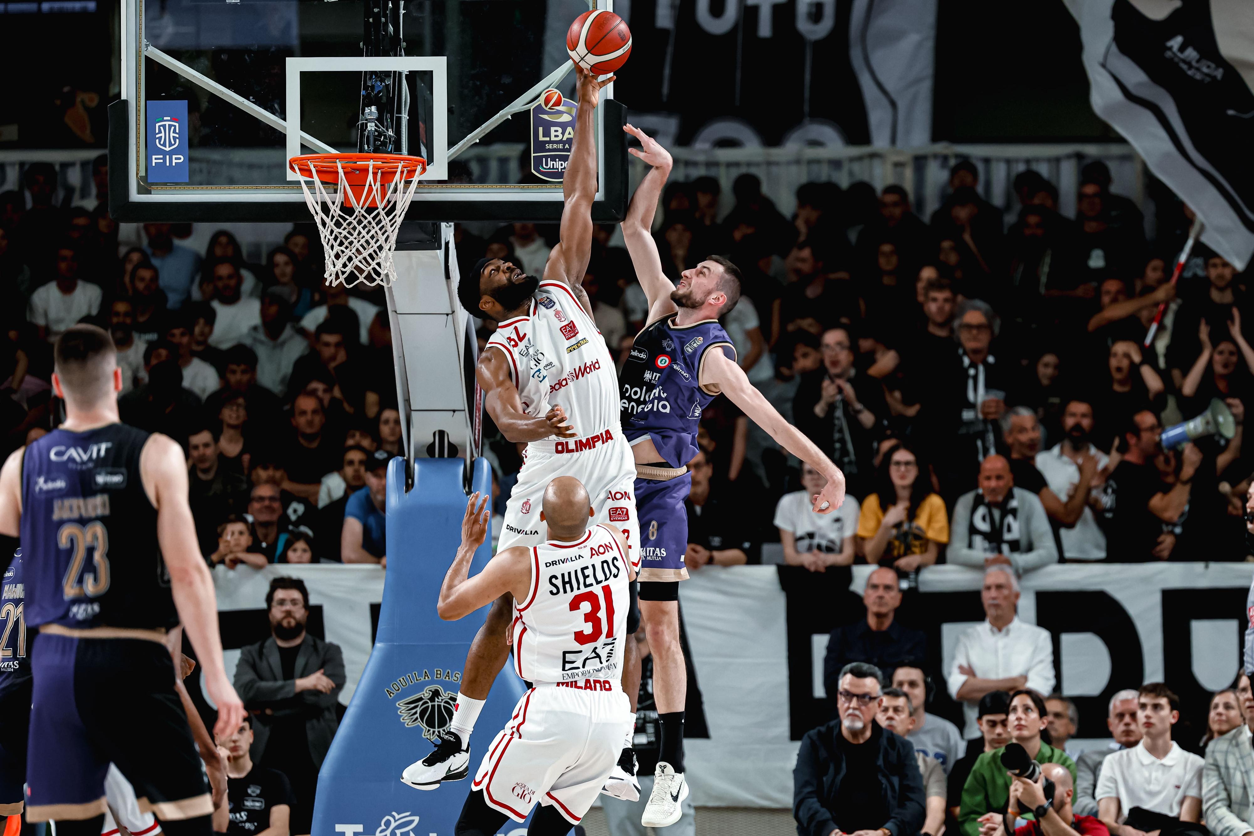 Olimpia Milano, Trento non regala sorrisi per volare ai playoff: 84-74