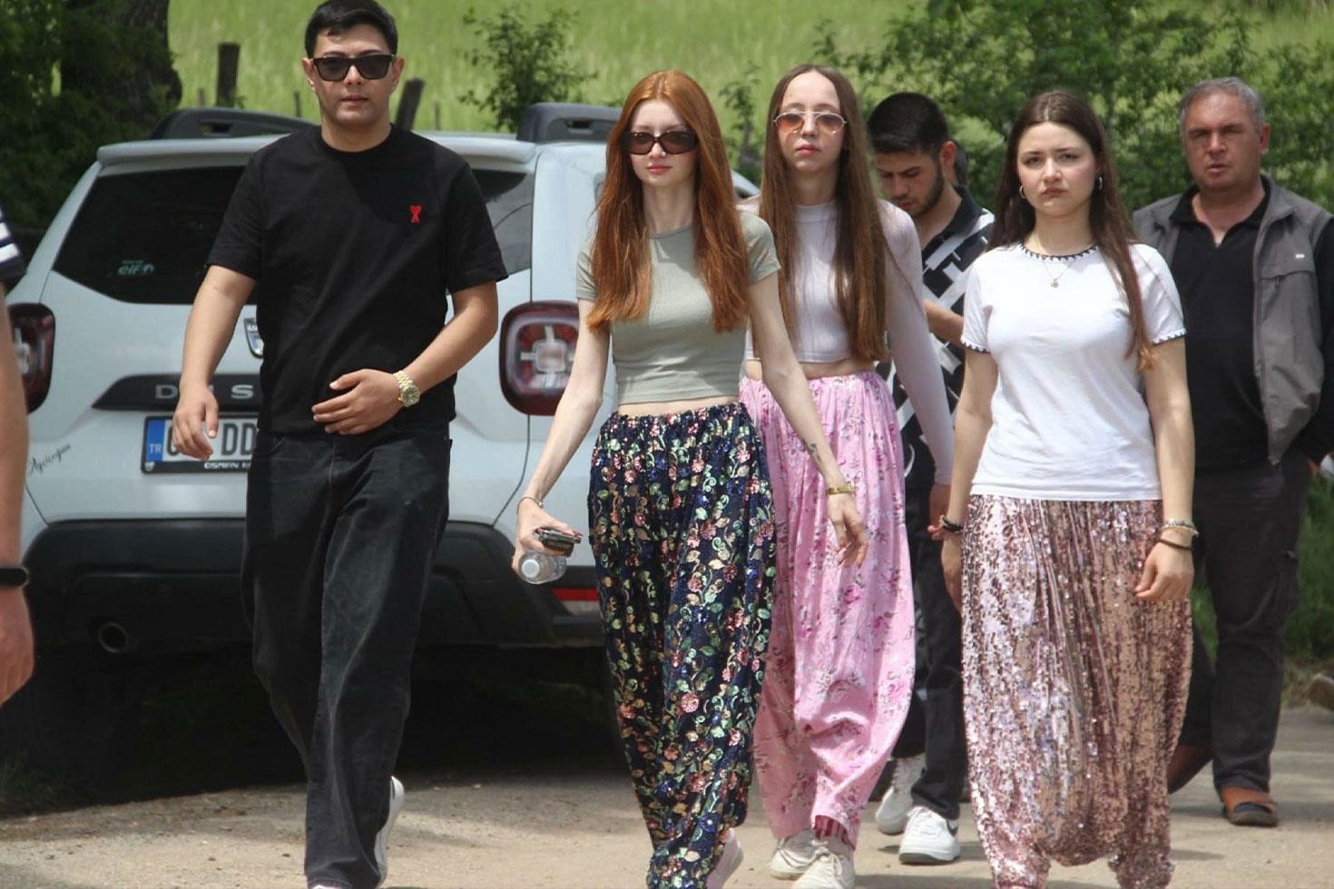 Eş adayı bulmak için 1,5 kilometrelik sokakta gün boyu volta attılar