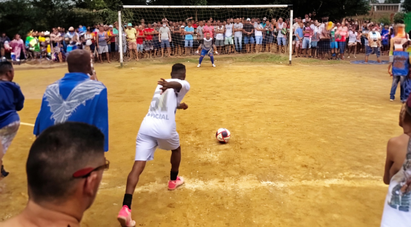 Missed shots and bloopers in amateur football