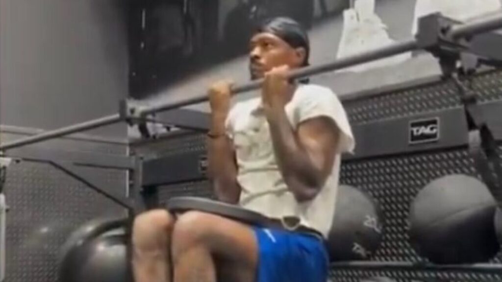 Ex-Patriots star Stefon Diggs hits the gym for a midnight workout session