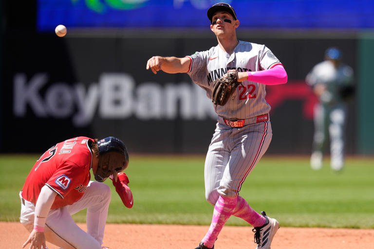 Clemens and Rojas lead Twins to 5-4 victory over Guardians