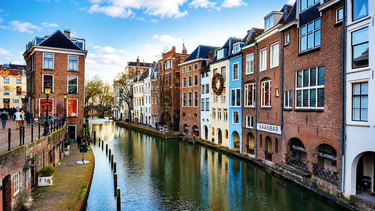 A calm Utrecht canal walk with colorful historic houses