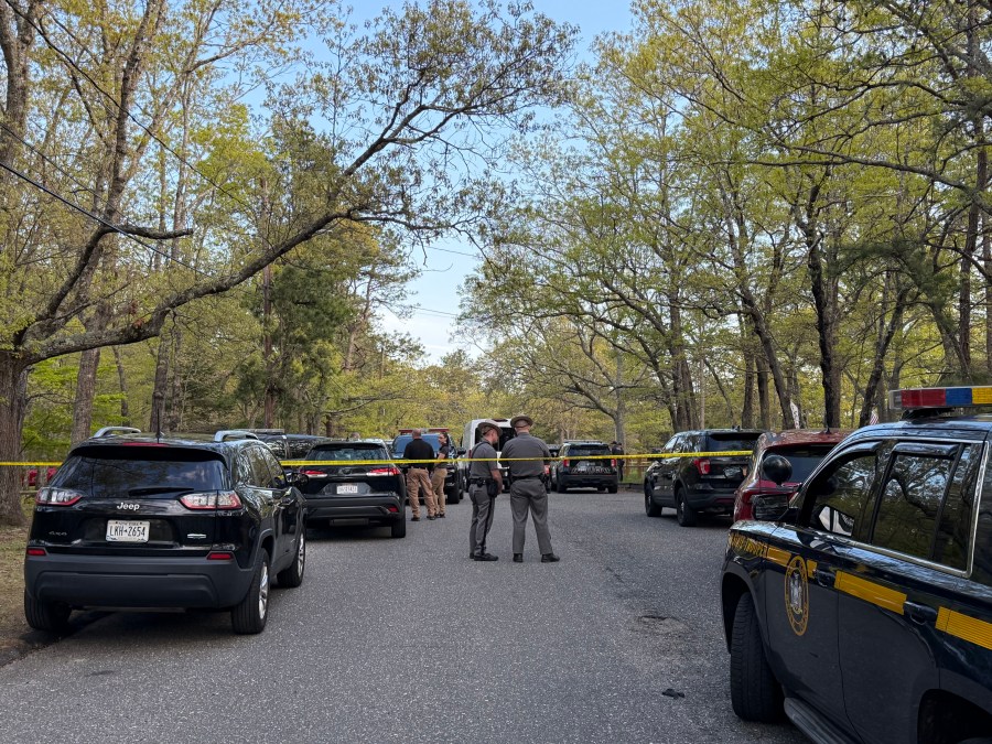 Knife-wielding man shot and killed by police on Long Island: PD
