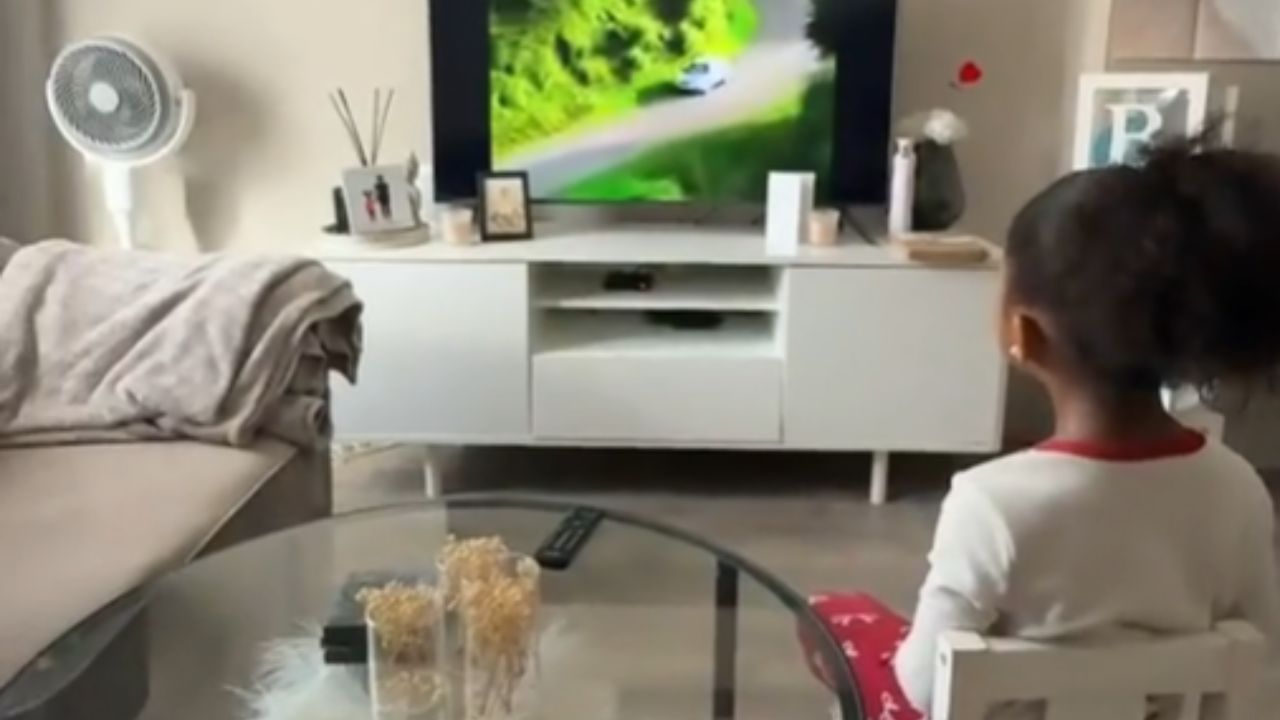 Little girl reacts instantly to an eerie figure on TV screen