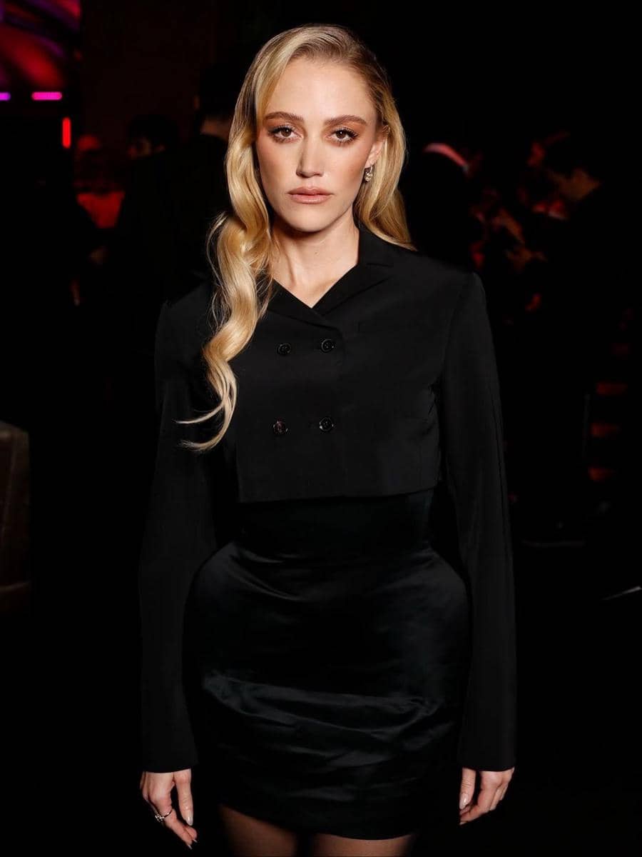 Deretan gaya rambut Maika Monroe yang simpel tapi stylish