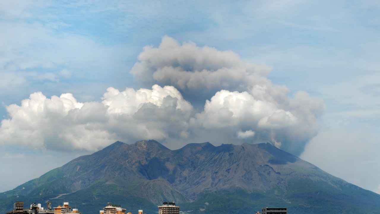 Sakurajima volcano in Japan launches bombs 1,300 meters from the crater ...