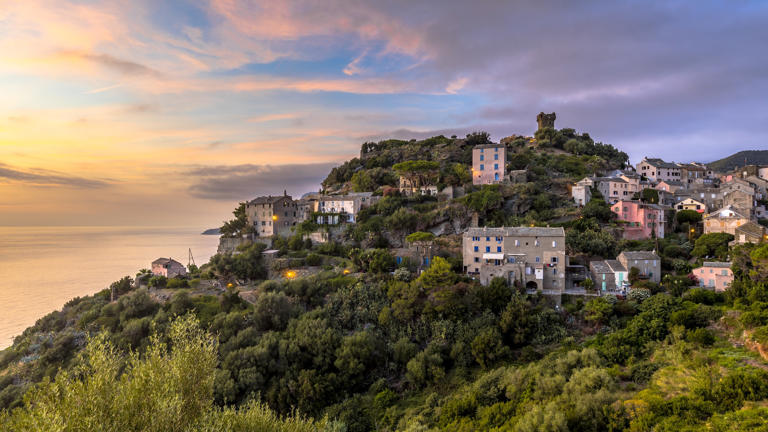 En Corse, ce village perché au-dessus de la mer reste l’un des plus ...