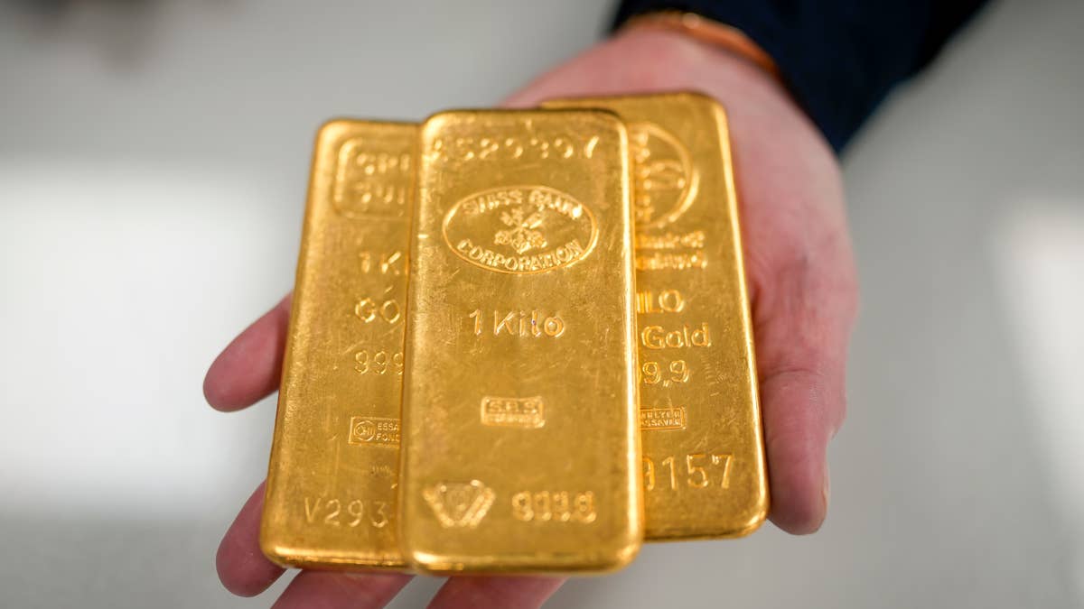 What drives the price of gold up and down?