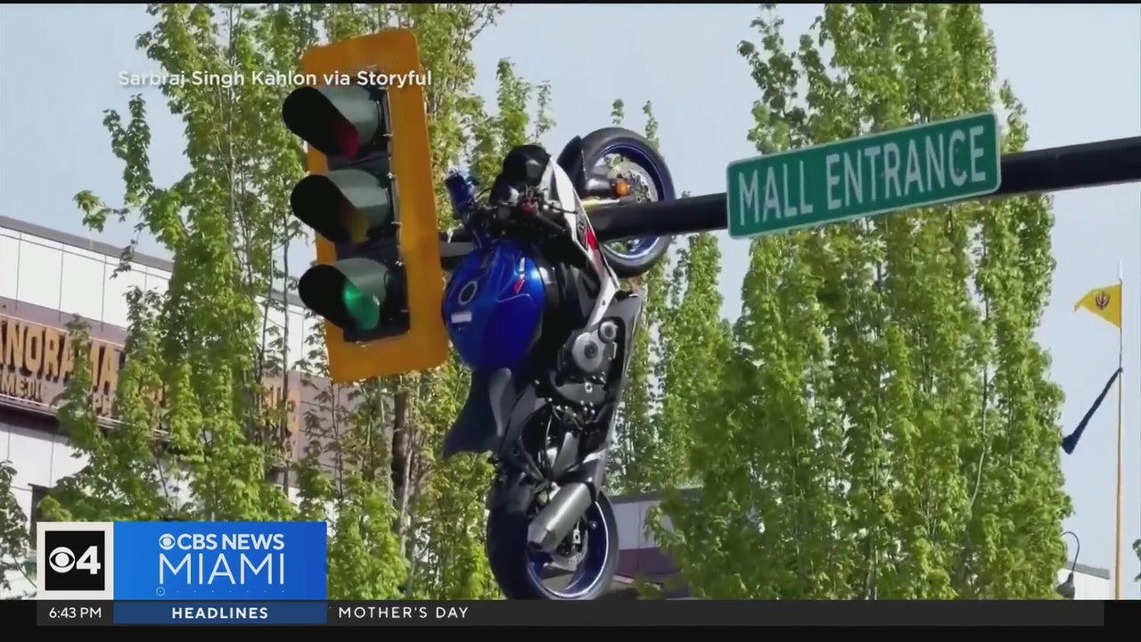 Motorcycle crashes into car, gets lodged in traffic light near Vancouver