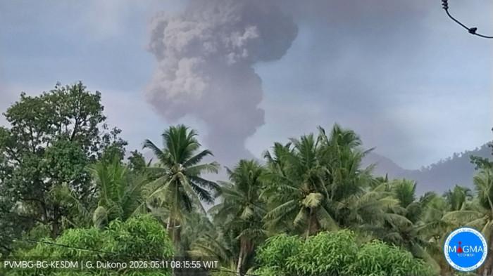 Erupsi Gunung Dukono masih berlangsung, warga diminta jauhi radius 4 KM