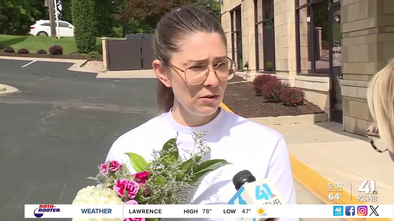 Volunteers deliver surprise bouquets to moms facing infertility ...
